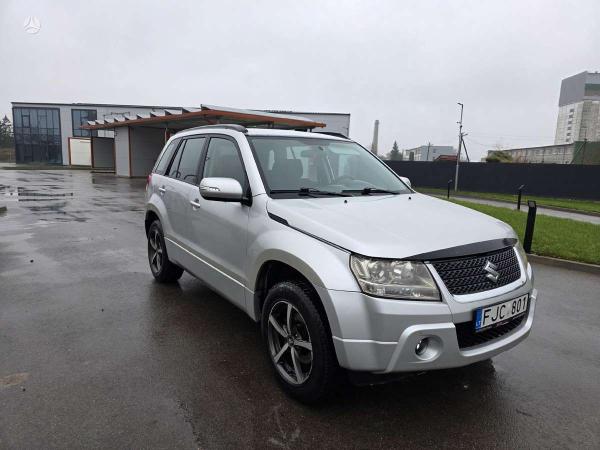 Grey Suzuki grand-vitara 2011 in Kretinga, with an engine capacity of 2.40 L and mileage of 287 thousand km for 3100 €, photo 1 on AUTOMOTO.COM.LV