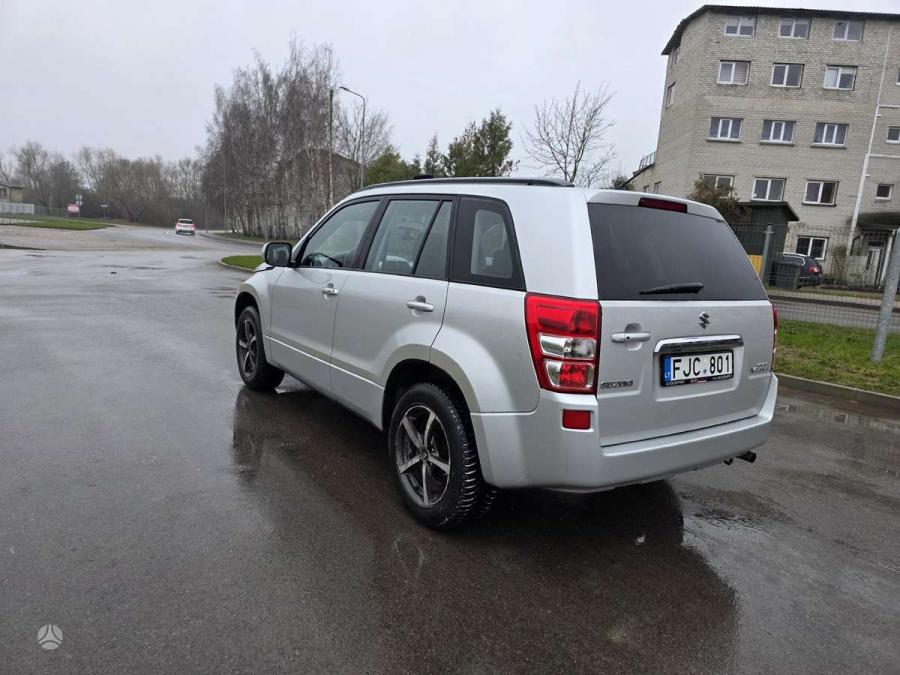Grey Suzuki grand-vitara 2011 in Kretinga, with an engine capacity of 2.40 L and mileage of 287 thousand km for 3100 €, photo 2 on AUTOMOTO.COM.LV