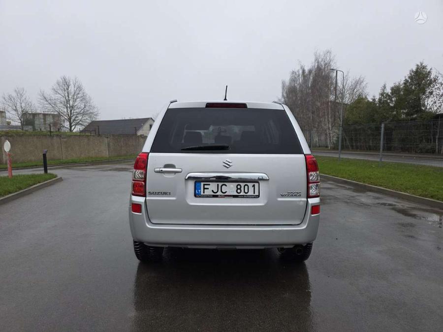 Grey Suzuki grand-vitara 2011 in Kretinga, with an engine capacity of 2.40 L and mileage of 287 thousand km for 3100 €, photo 3 on AUTOMOTO.COM.LV