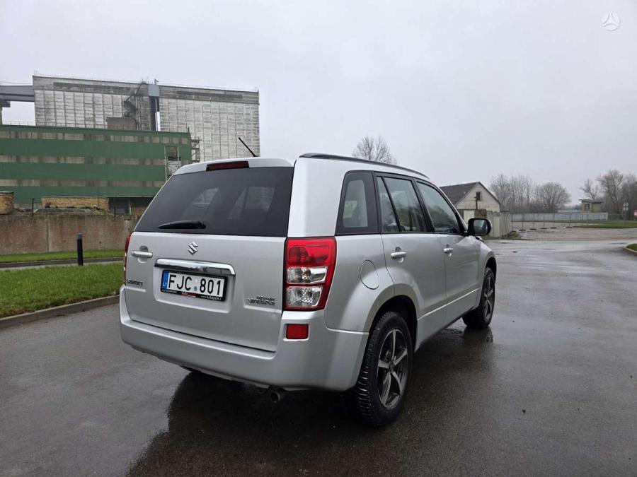 Grey Suzuki grand-vitara 2011 in Kretinga, with an engine capacity of 2.40 L and mileage of 287 thousand km for 3100 €, photo 4 on AUTOMOTO.COM.LV