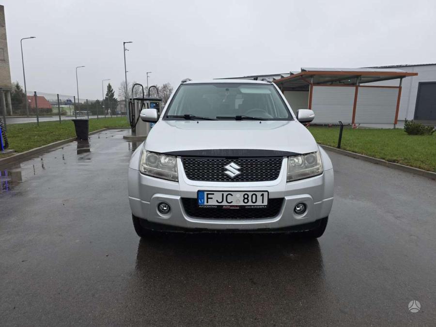 Grey Suzuki grand-vitara 2011 in Kretinga, with an engine capacity of 2.40 L and mileage of 287 thousand km for 3100 €, photo 5 on AUTOMOTO.COM.LV