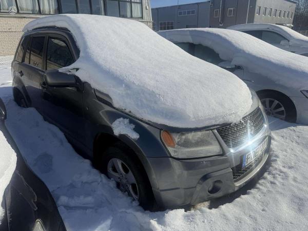Pelēks Suzuki grand-vitara 2011 Viļņa, ar dzinēja tilpumu 2.40 L un nobraukumu 220 tūkst. km par 2200 €, foto 1 vietnē AUTOMOTO.COM.LV