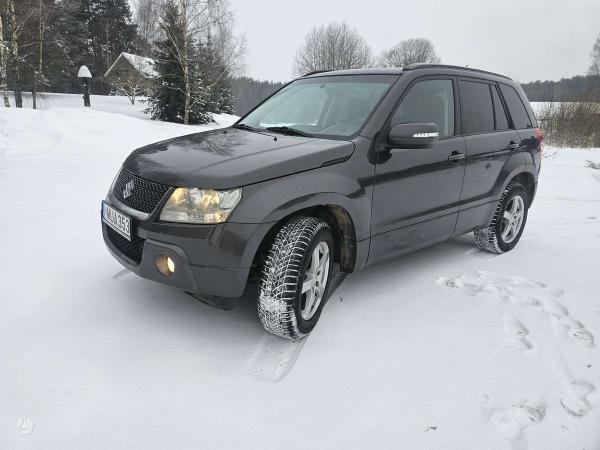 Grey Suzuki grand-vitara 2012 in Ignalina, with an engine capacity of 2.40 L and mileage of 199 thousand km for 3450 €, photo 1 on AUTOMOTO.COM.LV