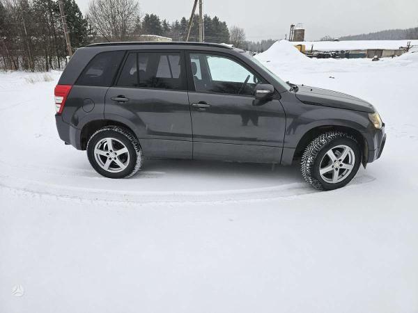 Grey Suzuki grand-vitara 2012 in Ignalina, with an engine capacity of 2.40 L and mileage of 199 thousand km for 3450 €, photo 3 on AUTOMOTO.COM.LV
