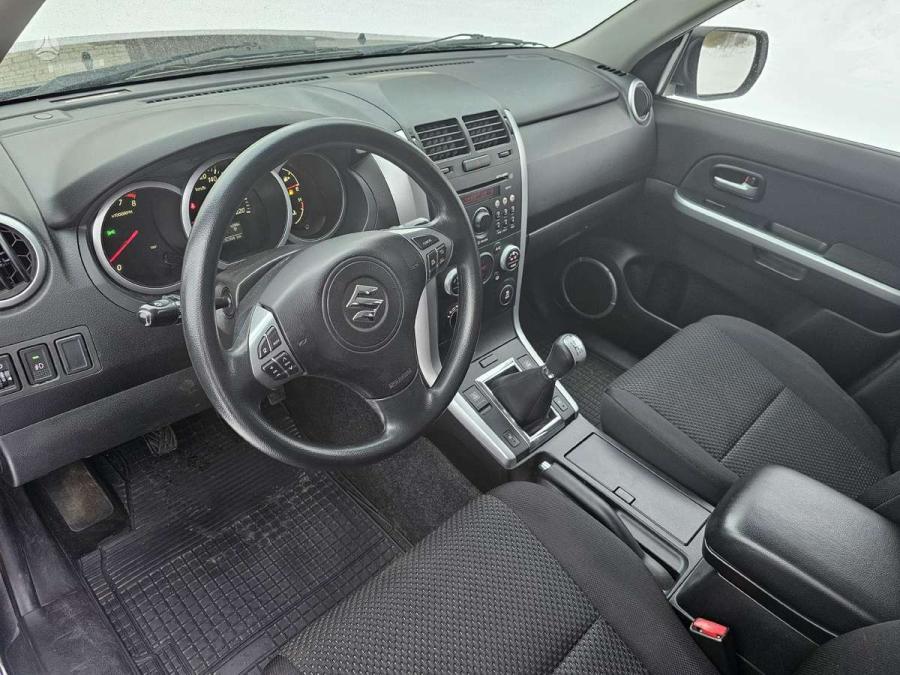 Pelēks Suzuki grand-vitara 2012 Ignalina, ar dzinēja tilpumu 2.40 L un nobraukumu 199 tūkst. km par 3450 €, foto 11 vietnē AUTOMOTO.COM.LV