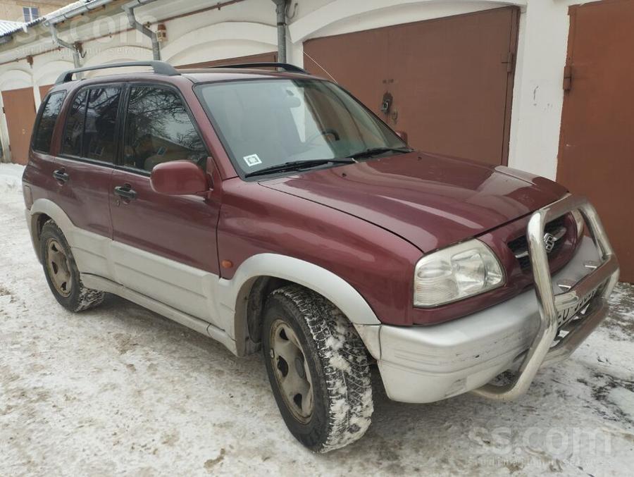 Red Suzuki grand-vitara 2000 in Daugavpils, with an engine capacity of 2.50 L and mileage of 240 thousand km for 2700 €, photo 1 on AUTOMOTO.COM.LV