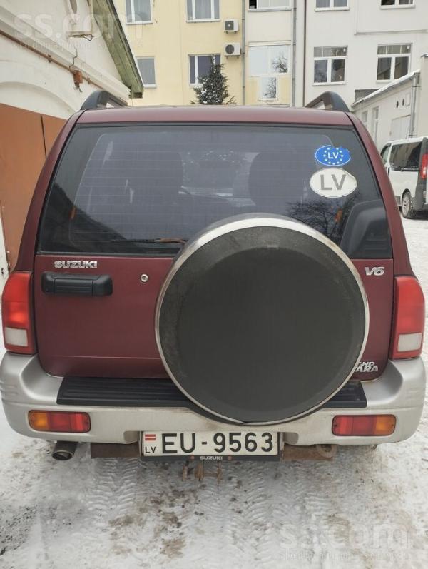 Red Suzuki grand-vitara 2000 in Daugavpils, with an engine capacity of 2.50 L and mileage of 240 thousand km for 2700 €, photo 3 on AUTOMOTO.COM.LV