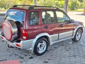 Red Suzuki grand-vitara 2000 in Ventspils, with an engine capacity of 2.00 L and mileage of 289 thousand km for 1590 €, photo 4 on AUTOMOTO.COM.LV