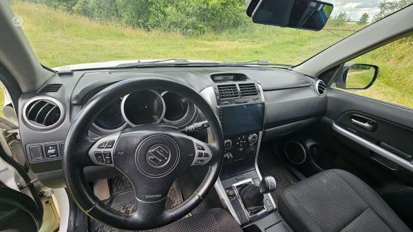 White Suzuki grand-vitara 2008 in Ignalina, with an engine capacity of 1.90 L and mileage of 174 thousand km for 2800 €, photo 8 on AUTOMOTO.COM.LV