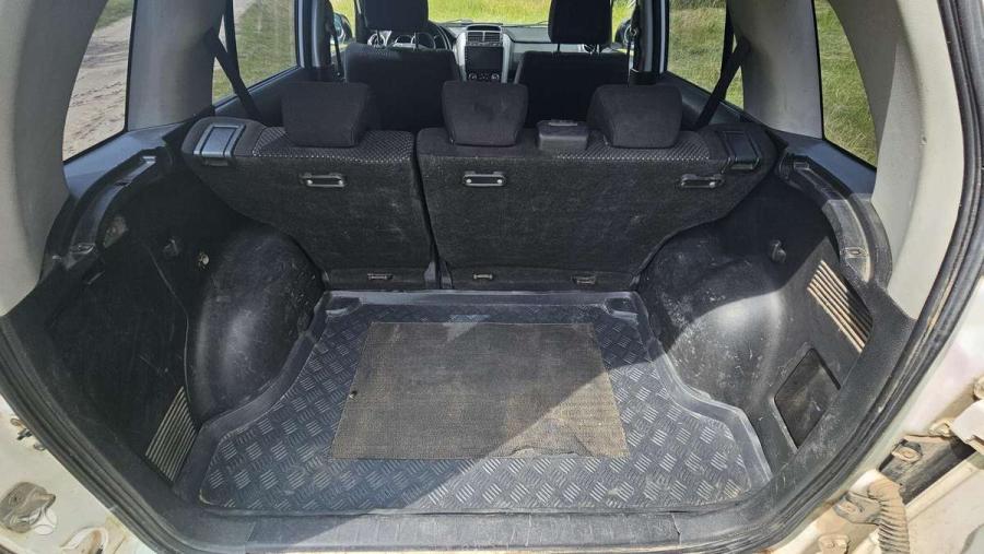 Balts Suzuki grand-vitara 2008 Ignalina, ar dzinēja tilpumu 1.90 L un nobraukumu 174 tūkst. km par 2800 €, foto 15 vietnē AUTOMOTO.COM.LV