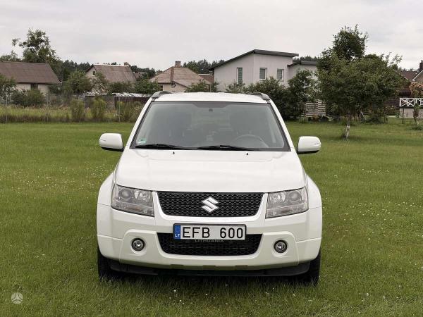 White Suzuki grand-vitara 2009 in Druskininkai, with an engine capacity of 1.87 L and mileage of 258 thousand km for 3750 €, photo 2 on AUTOMOTO.COM.LV