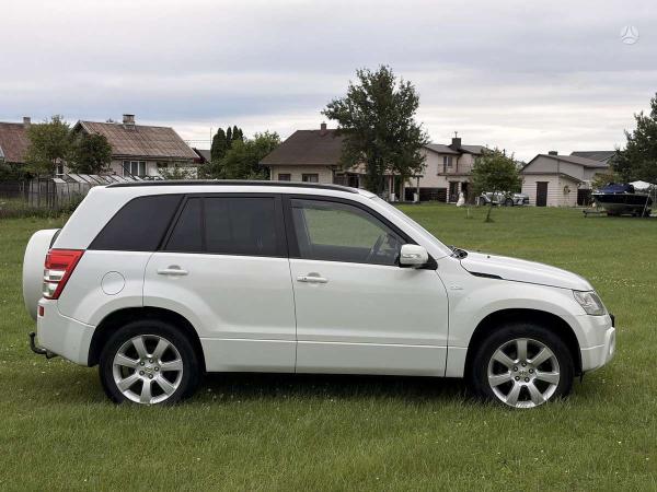White Suzuki grand-vitara 2009 in Druskininkai, with an engine capacity of 1.87 L and mileage of 258 thousand km for 3750 €, photo 6 on AUTOMOTO.COM.LV