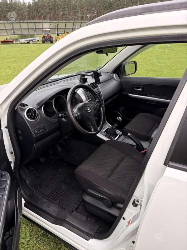 White Suzuki grand-vitara 2009 in Druskininkai, with an engine capacity of 1.87 L and mileage of 258 thousand km for 3750 €, photo 9 on AUTOMOTO.COM.LV
