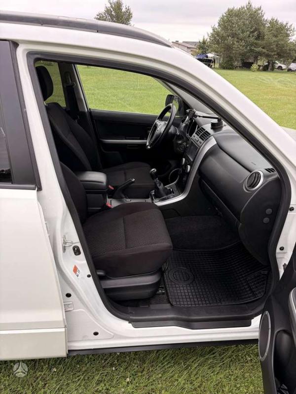 White Suzuki grand-vitara 2009 in Druskininkai, with an engine capacity of 1.87 L and mileage of 258 thousand km for 3750 €, photo 10 on AUTOMOTO.COM.LV