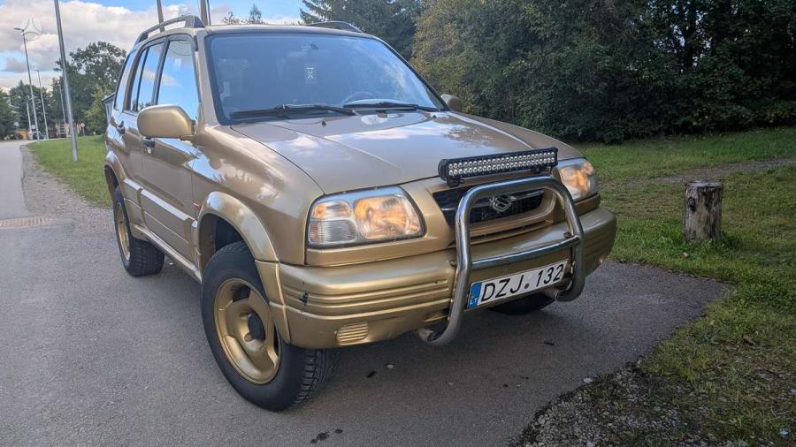 Yellow Suzuki grand-vitara 2000 in Siauliai, with an engine capacity of 2.50 L and mileage of 222 thousand km for 2500 €, photo 3 on AUTOMOTO.COM.LV