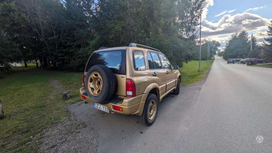Yellow Suzuki grand-vitara 2000 in Siauliai, with an engine capacity of 2.50 L and mileage of 222 thousand km for 2500 €, photo 6 on AUTOMOTO.COM.LV