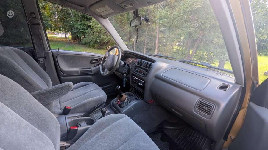 Yellow Suzuki grand-vitara 2000 in Siauliai, with an engine capacity of 2.50 L and mileage of 222 thousand km for 2500 €, photo 8 on AUTOMOTO.COM.LV