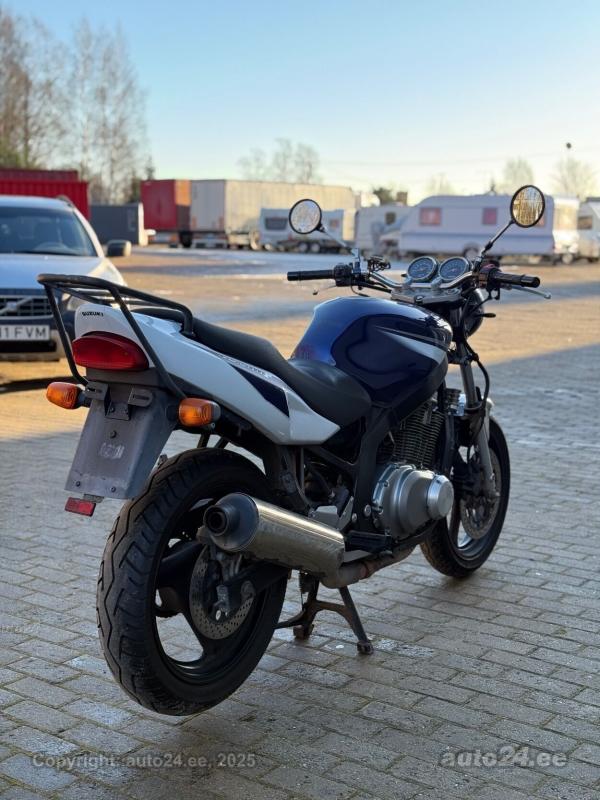 Black Suzuki GS 500 2007 in Parnu, with an engine capacity of 0.50 L and mileage of 42 thousand km for 2290 €, photo 5 on AUTOMOTO.COM.LV