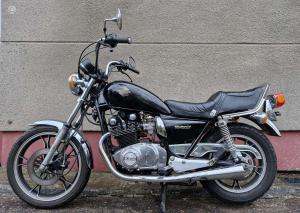 Melns Suzuki GS 1987 Kauņa, ar dzinēja tilpumu 0.45 L un nobraukumu 15 tūkst. km par 1350 €, foto  vietnē AUTOMOTO.COM.LV