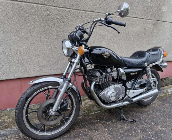 Melns Suzuki GS 1987 Kauņa, ar dzinēja tilpumu 0.45 L un nobraukumu 15 tūkst. km par 1350 €, foto 3 vietnē AUTOMOTO.COM.LV