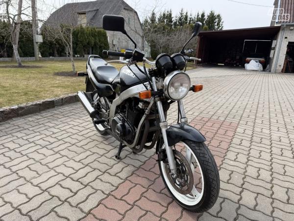 Melns Suzuki GS 1993 Kelmė, ar dzinēja tilpumu 0.50 L un nobraukumu 21 tūkst. km par 1090 €, foto 1 vietnē AUTOMOTO.COM.LV