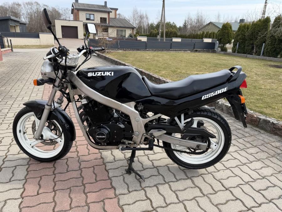 Black Suzuki GS 1993 in Kelme, with an engine capacity of 0.50 L and mileage of 21 thousand km for 1090 €, photo 6 on AUTOMOTO.COM.LV