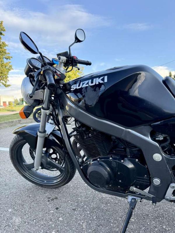 Melns Suzuki GS 1996 Alīta, ar dzinēja tilpumu 0.49 L un nobraukumu 18 tūkst. km par 980 €, foto 4 vietnē AUTOMOTO.COM.LV