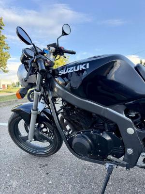 Melns Suzuki GS 1996 Alīta, ar dzinēja tilpumu 0.49 L un nobraukumu 18 tūkst. km par 980 €, foto 4 vietnē AUTOMOTO.COM.LV