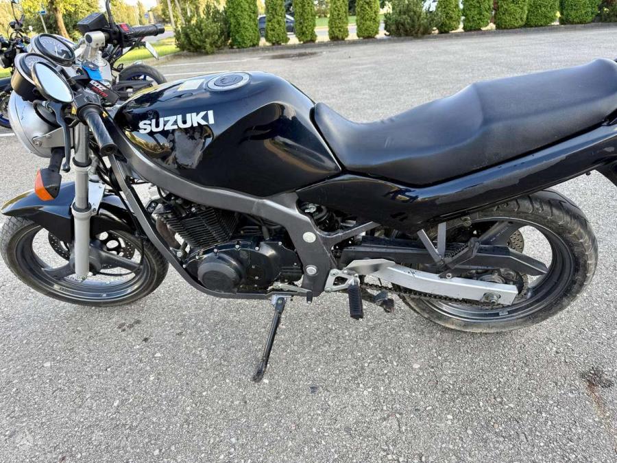 Melns Suzuki GS 1996 Alīta, ar dzinēja tilpumu 0.49 L un nobraukumu 18 tūkst. km par 980 €, foto 5 vietnē AUTOMOTO.COM.LV
