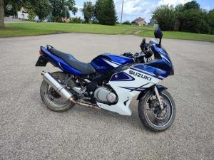 Zils Suzuki GS 2006 Vilkaviškis, ar dzinēja tilpumu 0.49 L un nobraukumu 36 tūkst. km par 1700 €, foto  vietnē AUTOMOTO.COM.LV