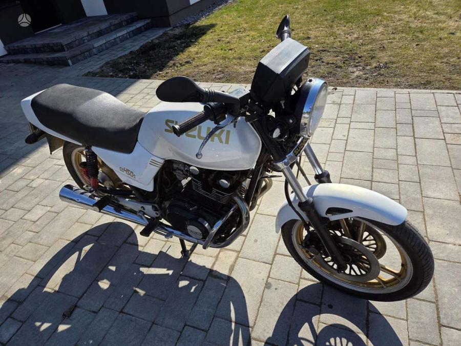 White Suzuki GS 1984 in Kaunas, with an engine capacity of 0.45 L and mileage of 50 thousand km for 950 €, photo 4 on AUTOMOTO.COM.LV