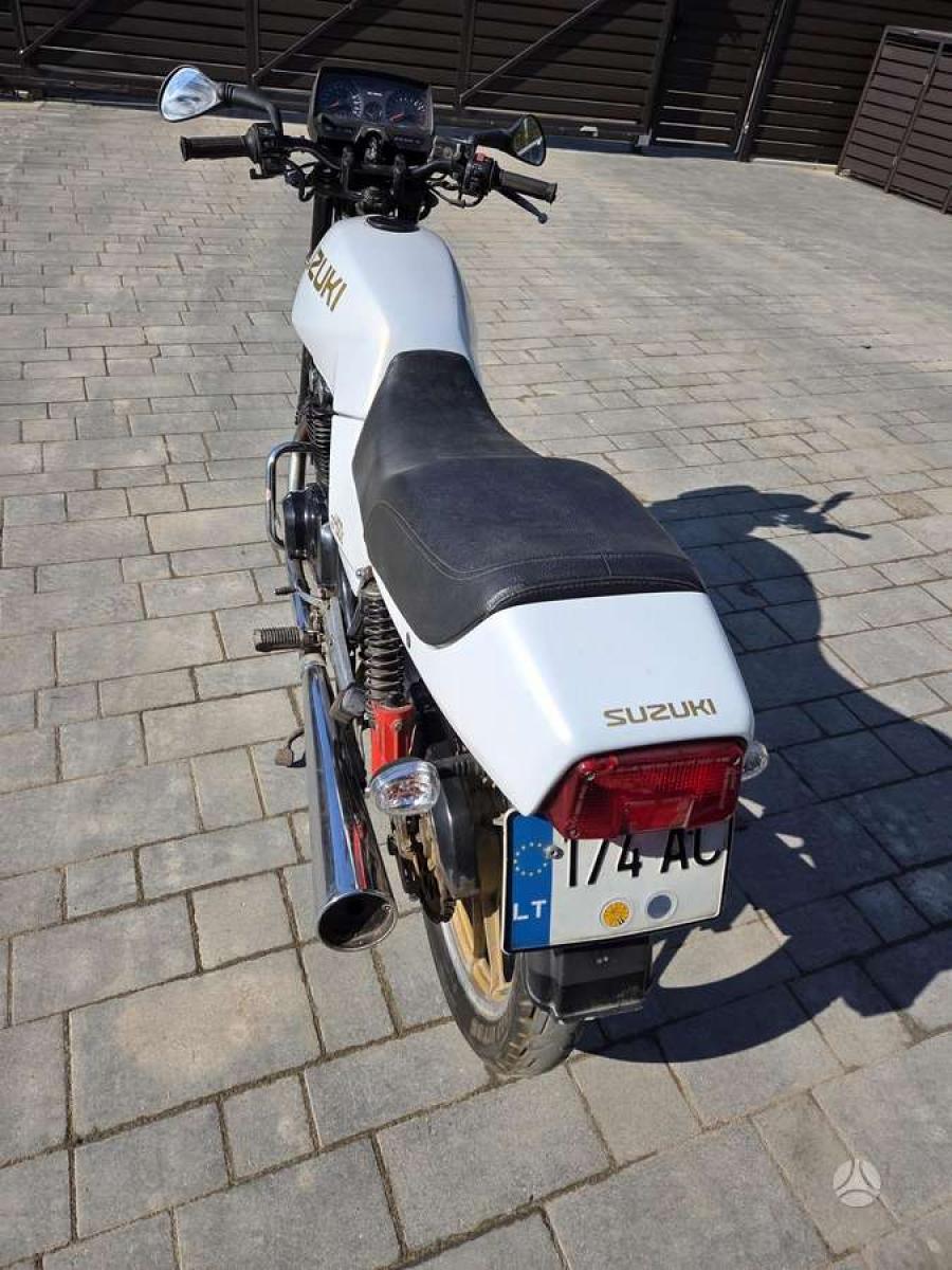 White Suzuki GS 1984 in Kaunas, with an engine capacity of 0.45 L and mileage of 50 thousand km for 950 €, photo 8 on AUTOMOTO.COM.LV