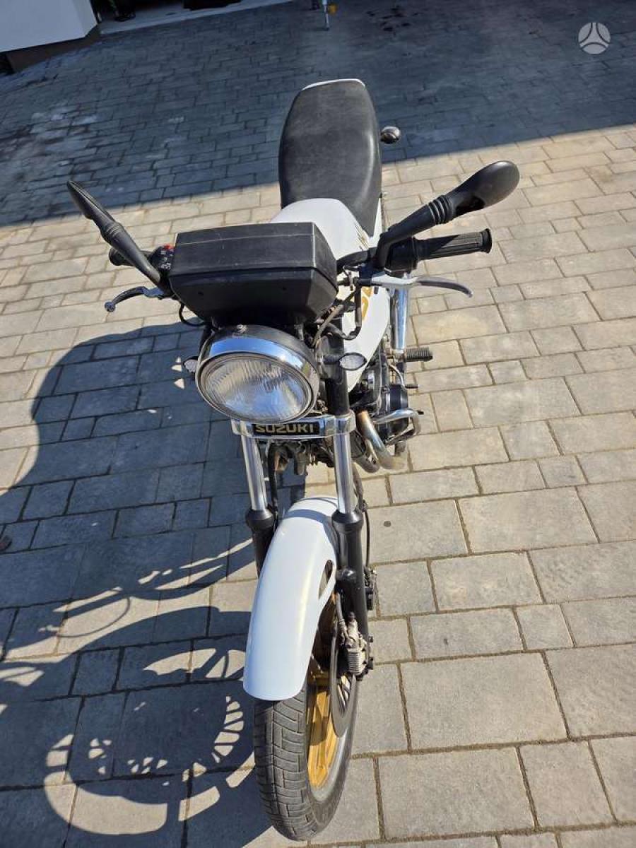 White Suzuki GS 1984 in Kaunas, with an engine capacity of 0.45 L and mileage of 50 thousand km for 950 €, photo 11 on AUTOMOTO.COM.LV