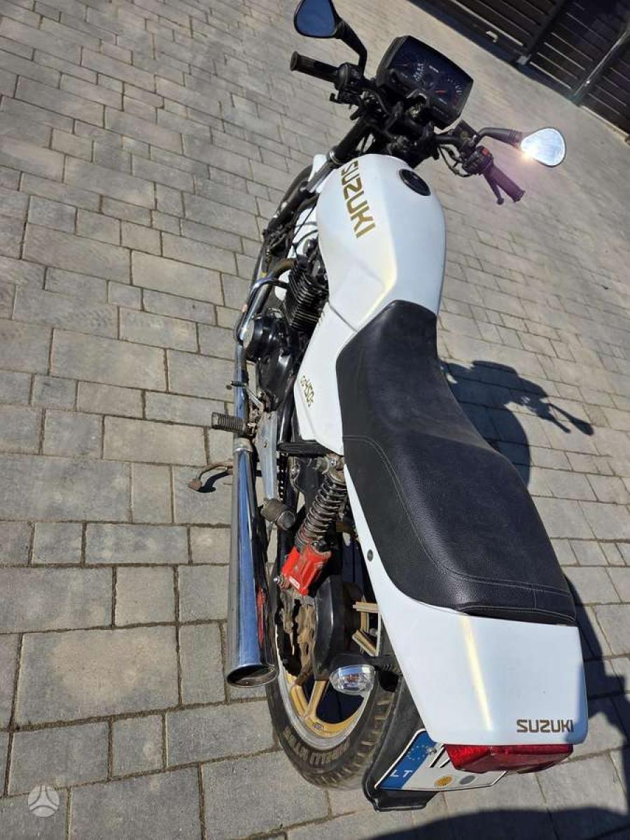 White Suzuki GS 1984 in Kaunas, with an engine capacity of 0.45 L and mileage of 50 thousand km for 950 €, photo 12 on AUTOMOTO.COM.LV