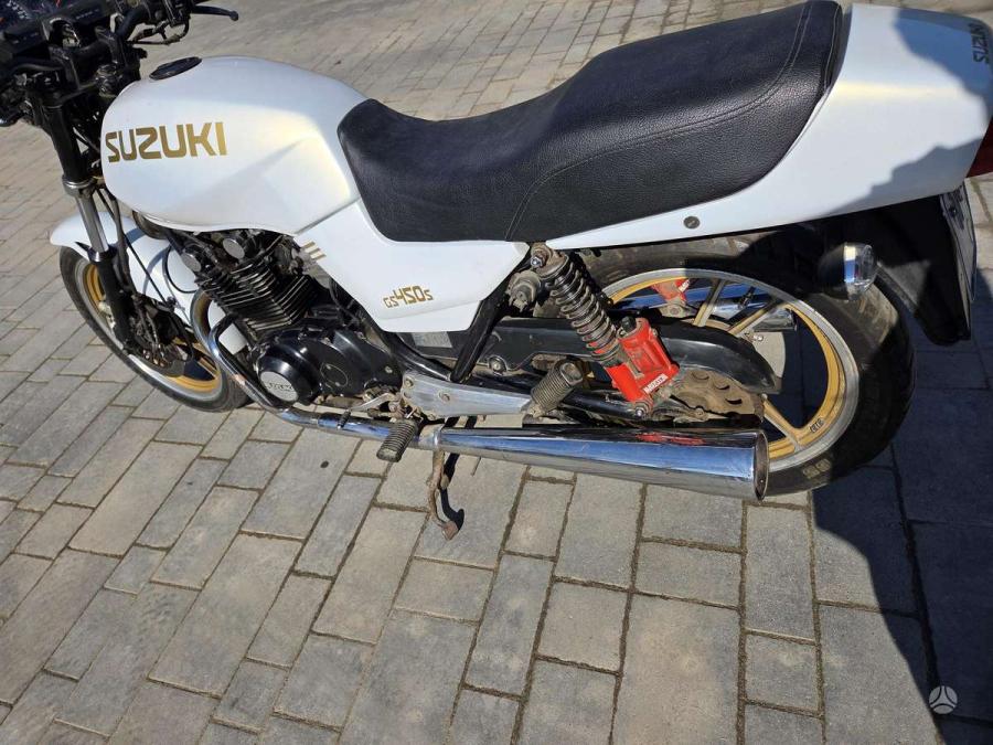 White Suzuki GS 1984 in Kaunas, with an engine capacity of 0.45 L and mileage of 50 thousand km for 950 €, photo 13 on AUTOMOTO.COM.LV
