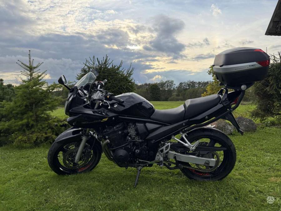 Black Suzuki GSF 2005 in Rokiskis, with an engine capacity of 0.65 L and mileage of 43 thousand km for 2300 €, photo 1 on AUTOMOTO.COM.LV