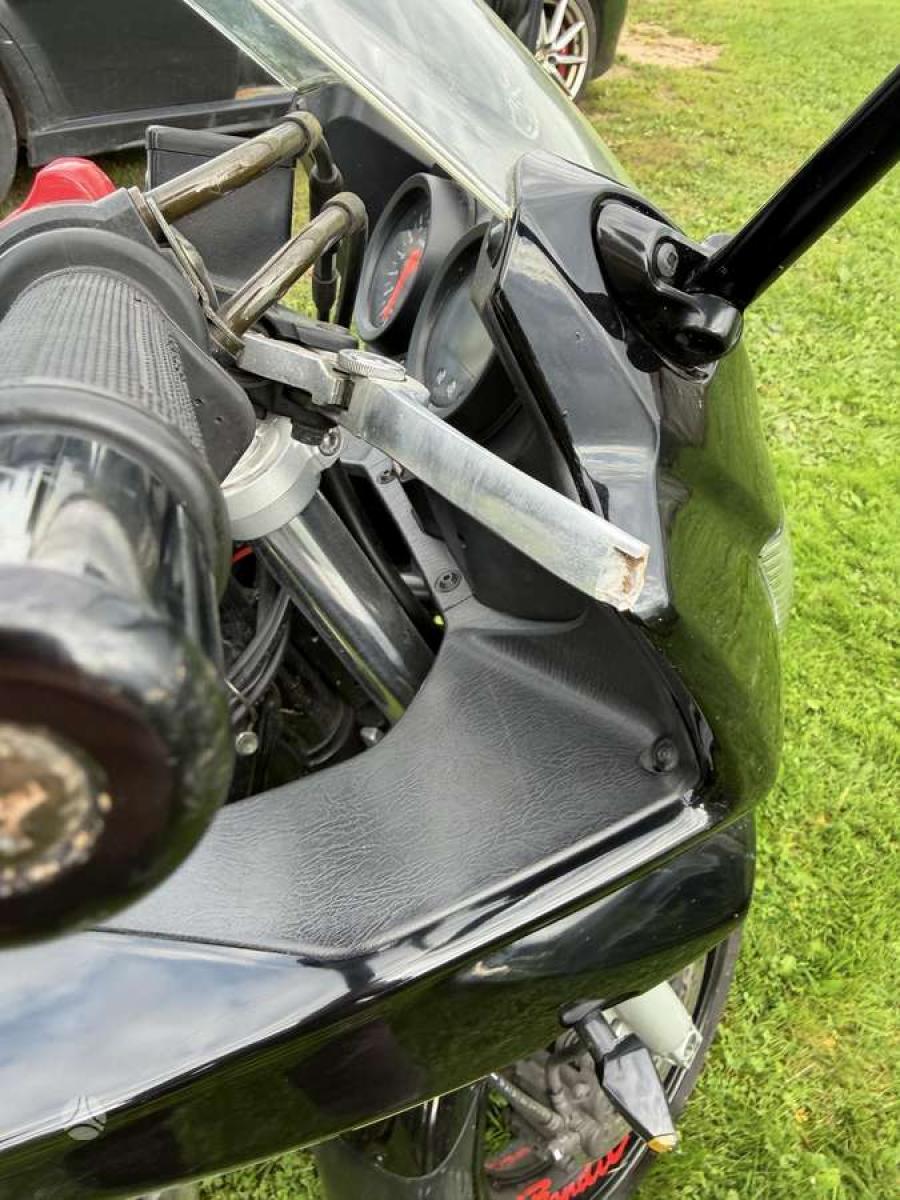 Black Suzuki GSF 2005 in Rokiskis, with an engine capacity of 0.65 L and mileage of 43 thousand km for 2300 €, photo 20 on AUTOMOTO.COM.LV