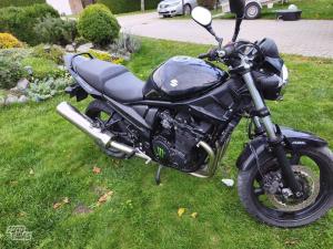 Melns Suzuki GSF 2006 Radviliškis, ar dzinēja tilpumu 0.65 L un nobraukumu 13 tūkst. km par 1350 €, foto  vietnē AUTOMOTO.COM.LV