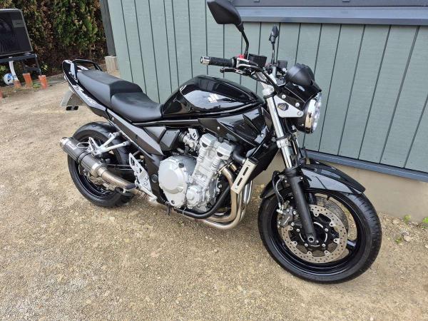 Melns Suzuki GSF 2009 Kuršėnai, ar dzinēja tilpumu 0.66 L un nobraukumu 30 tūkst. km par 2850 €, foto 1 vietnē AUTOMOTO.COM.LV