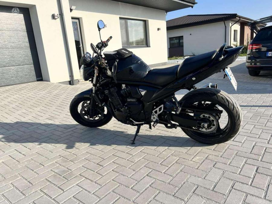 Black Suzuki GSF 2010 in Kaunas, with an engine capacity of 1.25 L and mileage of 71 thousand km for 2900 €, photo 6 on AUTOMOTO.COM.LV