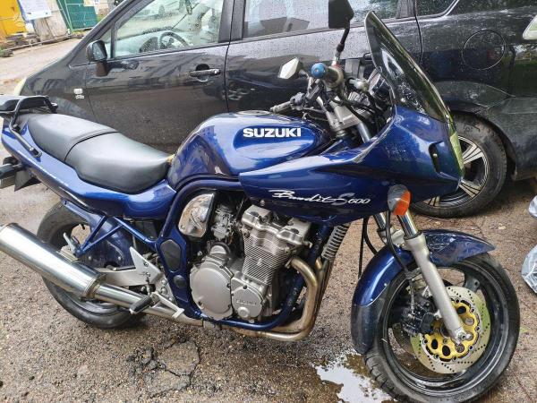 Zils Suzuki GSF 1999 Širvintos, ar dzinēja tilpumu 0.60 L un nobraukumu 22 tūkst. km par 1000 €, foto 1 vietnē AUTOMOTO.COM.LV