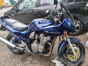 Zils Suzuki GSF 1999 Širvintos, ar dzinēja tilpumu 0.60 L un nobraukumu 22 tūkst. km par 1000 €, foto  vietnē AUTOMOTO.COM.LV