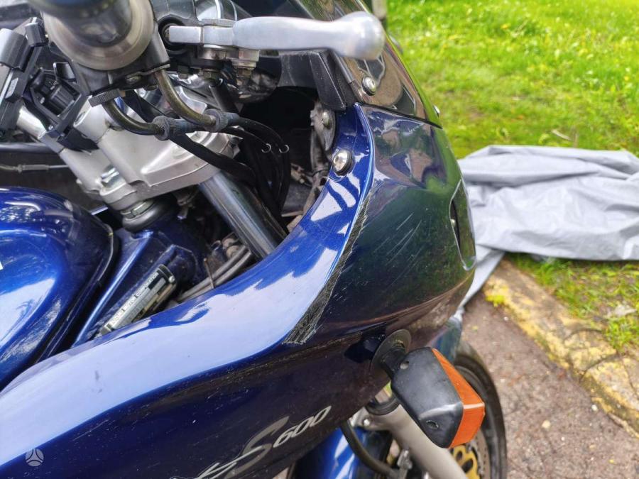 Zils Suzuki GSF 1999 Širvintos, ar dzinēja tilpumu 0.60 L un nobraukumu 22 tūkst. km par 1000 €, foto 5 vietnē AUTOMOTO.COM.LV