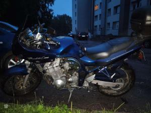 Zils Suzuki GSF 1999 Širvintos, ar dzinēja tilpumu 0.60 L un nobraukumu 22 tūkst. km par 1000 €, foto 14 vietnē AUTOMOTO.COM.LV