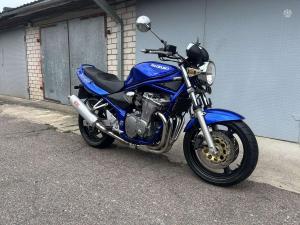 Zils Suzuki GSF 2001 Birštonas, ar dzinēja tilpumu 0.60 L un nobraukumu 34 tūkst. km par 1999 €, foto  vietnē AUTOMOTO.COM.LV