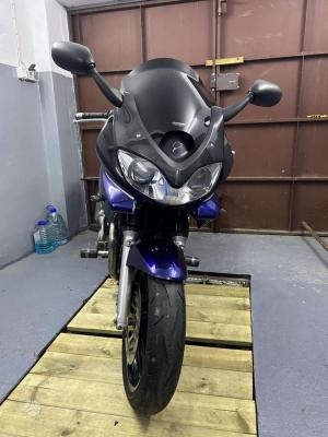 Zils Suzuki GSF 2003 Kauņa, ar dzinēja tilpumu 0.60 L un nobraukumu 35 tūkst. km par 1400 €, foto  vietnē AUTOMOTO.COM.LV