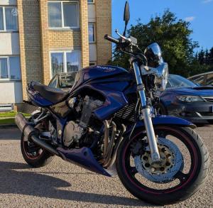 Zils Suzuki GSF 2003 Kauņa, ar dzinēja tilpumu 0.60 L un nobraukumu 56 tūkst. km par 1300 €, foto  vietnē AUTOMOTO.COM.LV