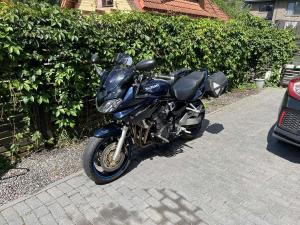 Zils Suzuki GSF 2004 Viļņa, ar dzinēja tilpumu 1.20 L un nobraukumu 15 tūkst. km par 2500 €, foto  vietnē AUTOMOTO.COM.LV