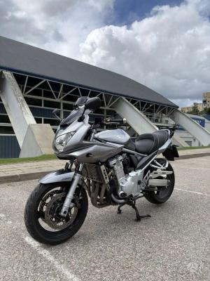 Pelēks Suzuki GSF 2009 Viļņa, ar dzinēja tilpumu 1.25 L un nobraukumu 48 tūkst. km par 3150 €, foto  vietnē AUTOMOTO.COM.LV