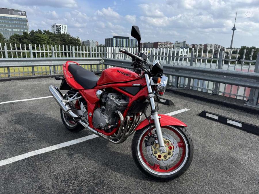Sarkans Suzuki GSF 2001 Viļņa, ar dzinēja tilpumu 0.60 L un nobraukumu 34 tūkst. km par 2000 €, foto 1 vietnē AUTOMOTO.COM.LV